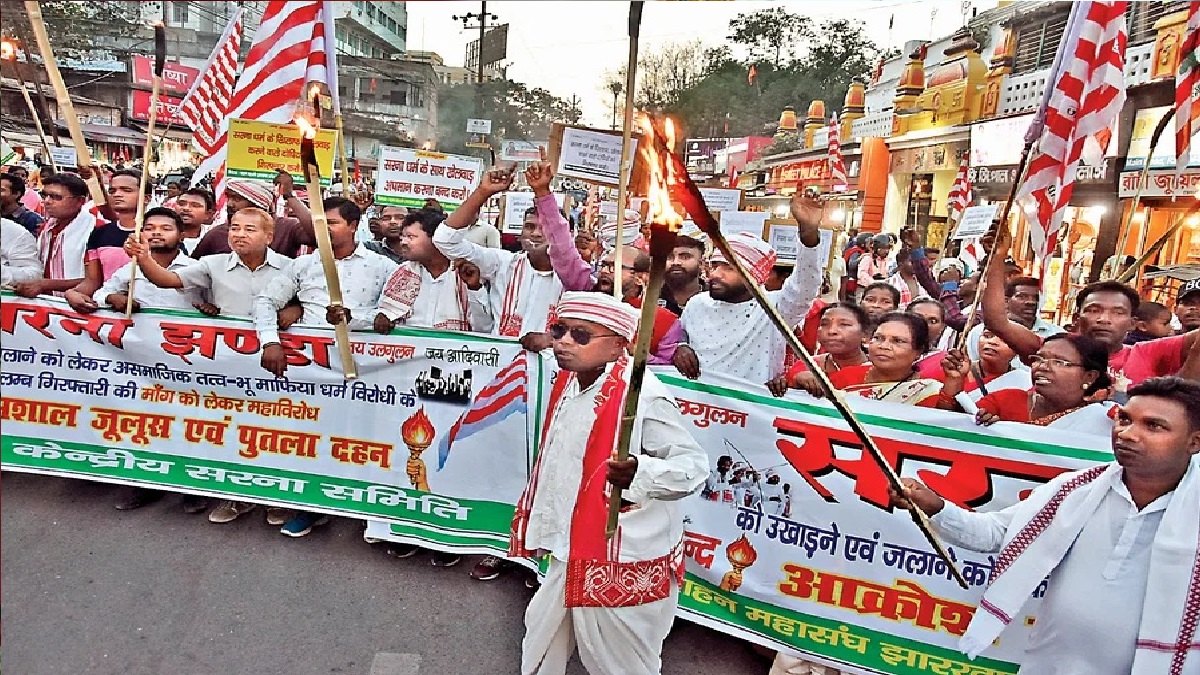 झारखंड: धार्मिक झंडा जलाए जाने के विरोध में सड़क पर जनजातीय समाज, बंद