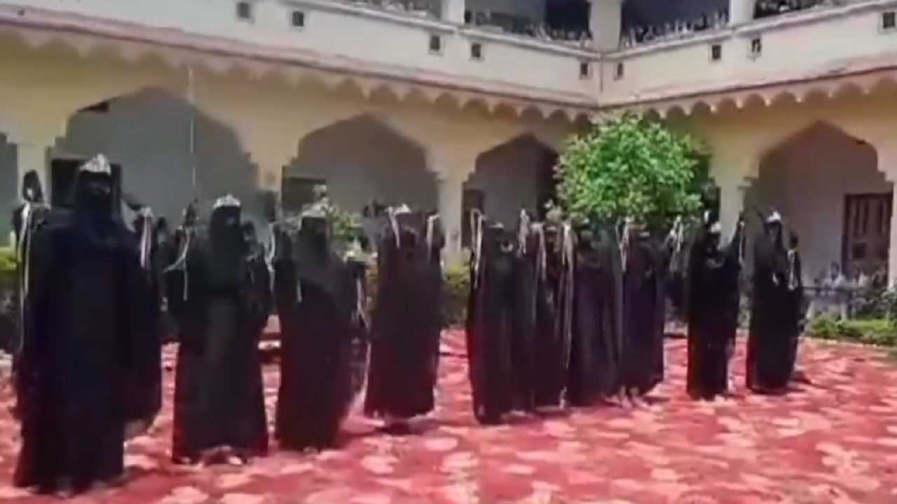 बुर्कानशीं लड़कियों का तालिबानी प्रदर्शन, गैर-मुस्लिमों को बताया ...