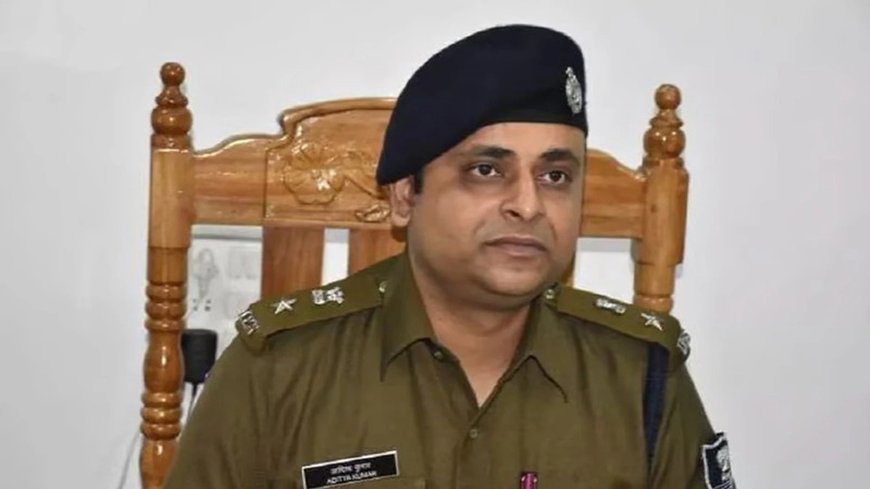 7 महीने से फरार IPS का बिहार की कोर्ट में सरेंडर | bihar ips aditya ...