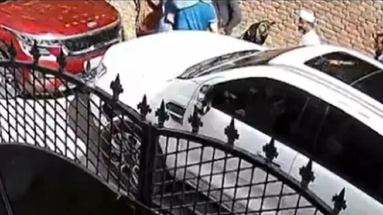 दिल्ली में ओखला के AAP MLA अमानतुल्ला खान के बेटे अनस ने अलीगढ़ में ...