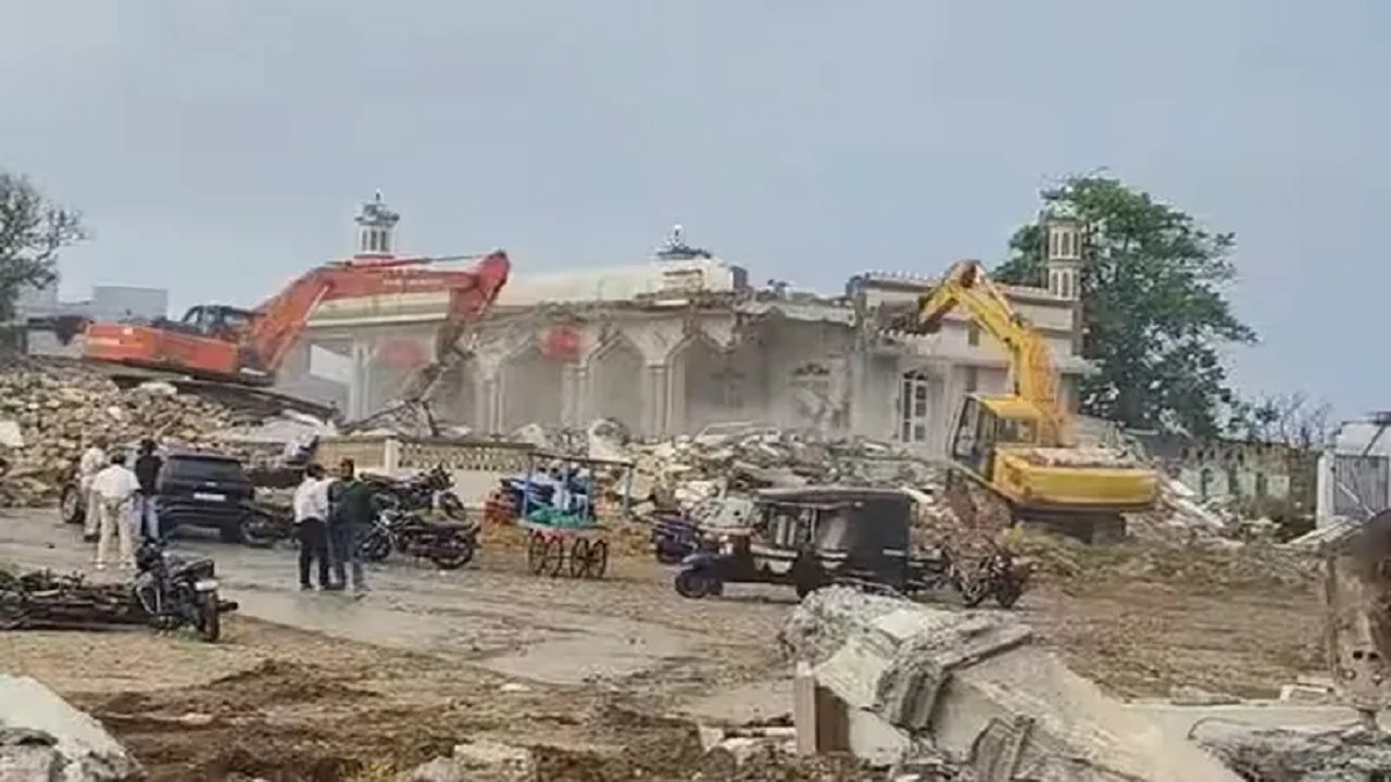 सोमनाथ में 36 बुलडोजर और 70 ट्रैक्टरों से अवैध धार्मिक ढांचे ध्वस्त ...