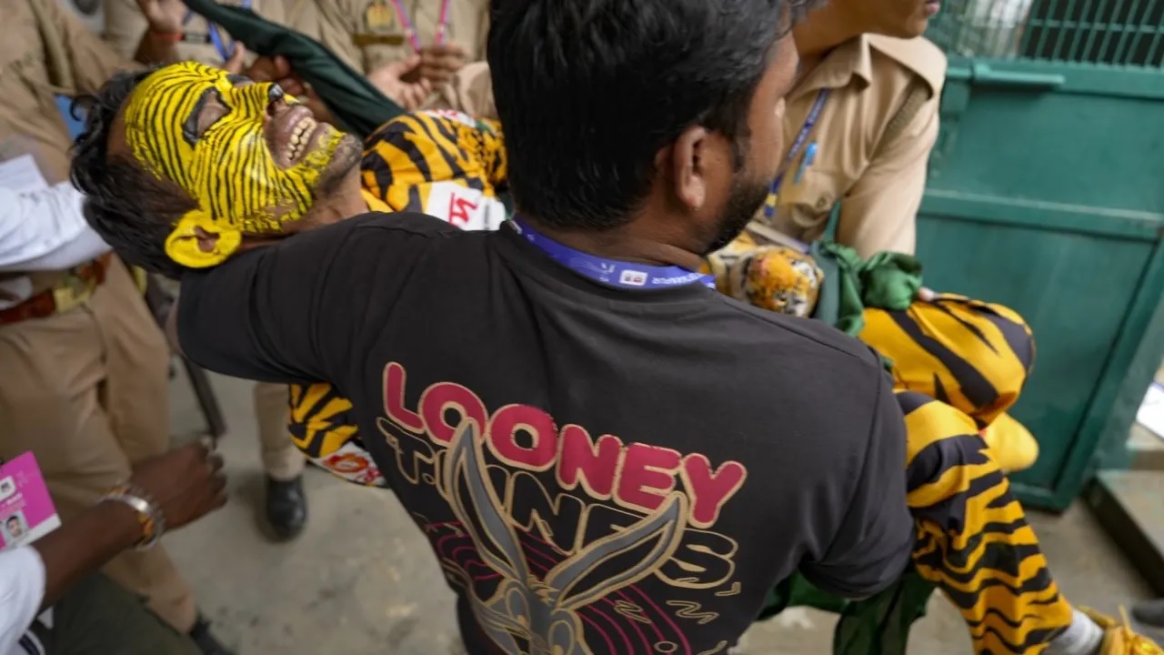 बांग्लादेशी फैन रोबी निकला मक्कार, कानपुर टेस्ट मैच के बीच किया गया ...