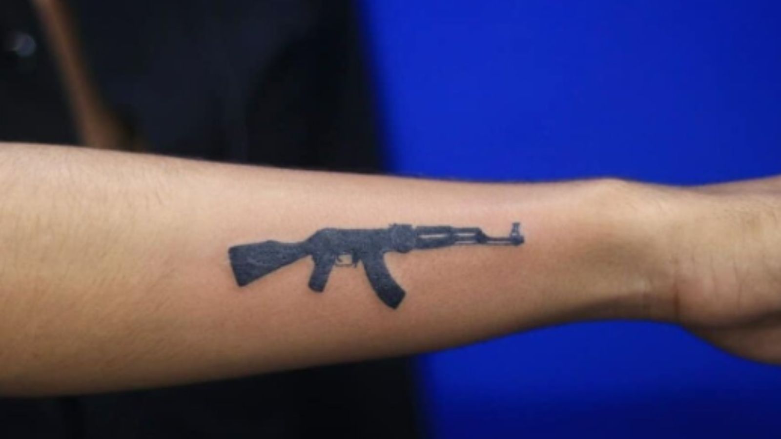 कश्मीर के युवा हटवा रहे AK-47 का टैटू, अब 786 पर जोर | Kashmir ke yuva ...