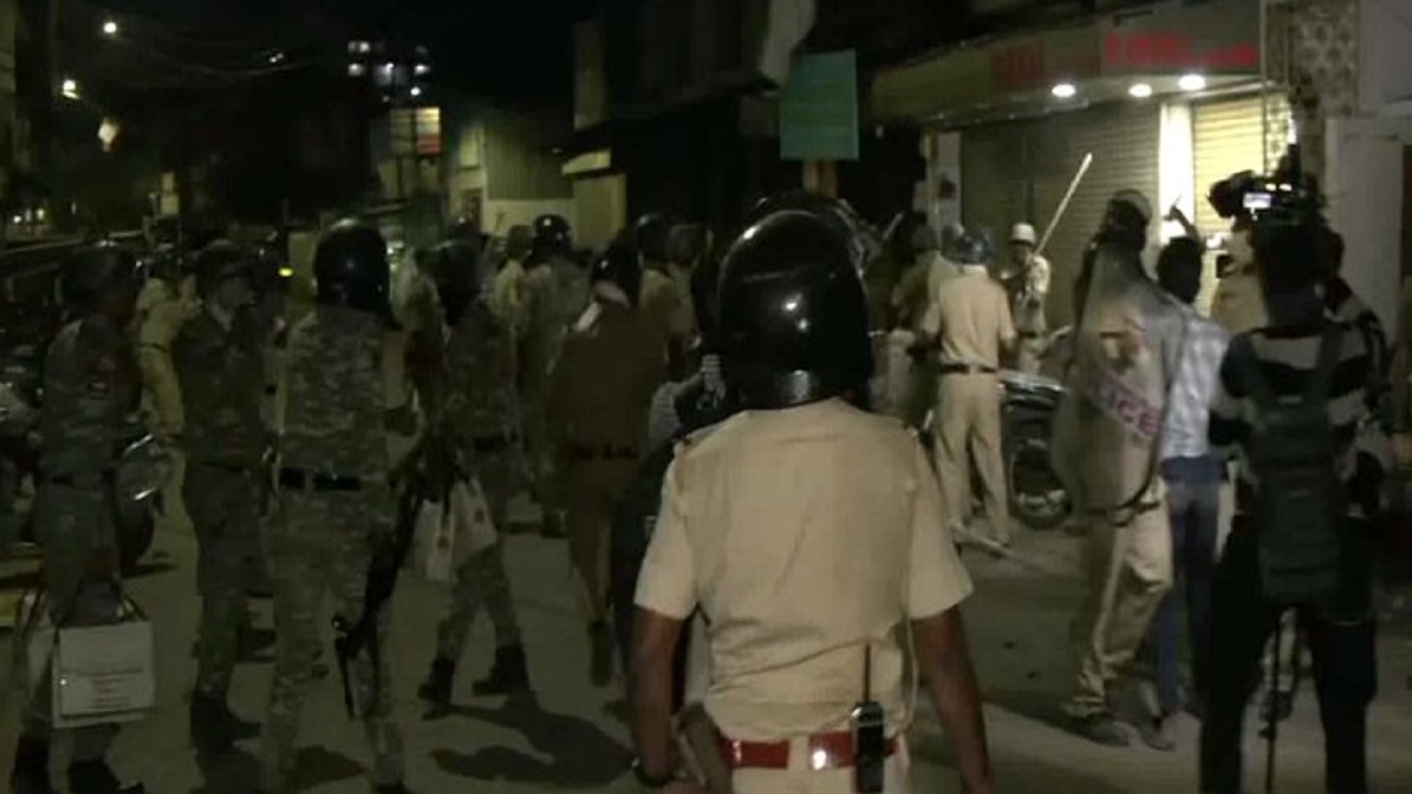 नागपुर हिंसा में DCP समेत 15 पुलिस वाले घायल, 40 गाड़ियाँ जलाईं | Nagpur Hinsa me DCP samet 15 ...