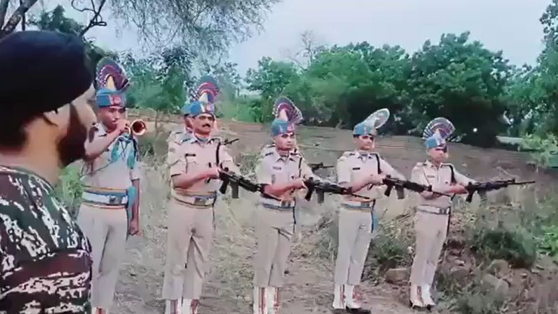 माओवादी विरोधी अभियान के दौरान मधुमक्खियों के काटने से सीआरपीएफ की K9 ...