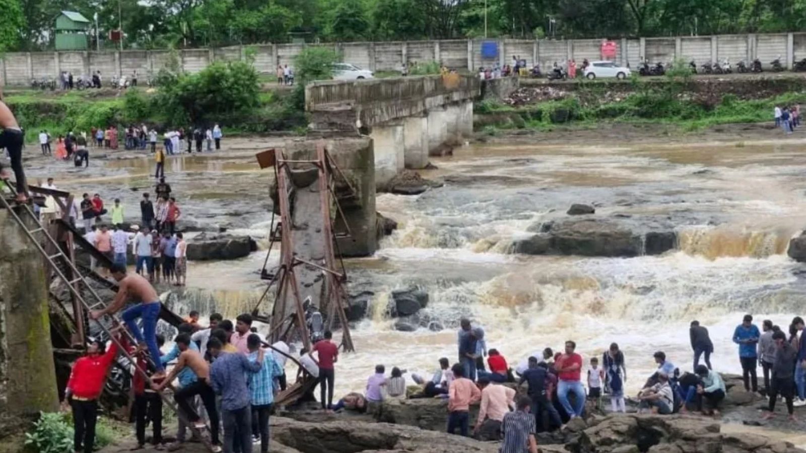पुणे में इंद्रायणी नदी पर बना ब्रिज गिरा, तेज नदी के बहाव में डूबे 25 ...