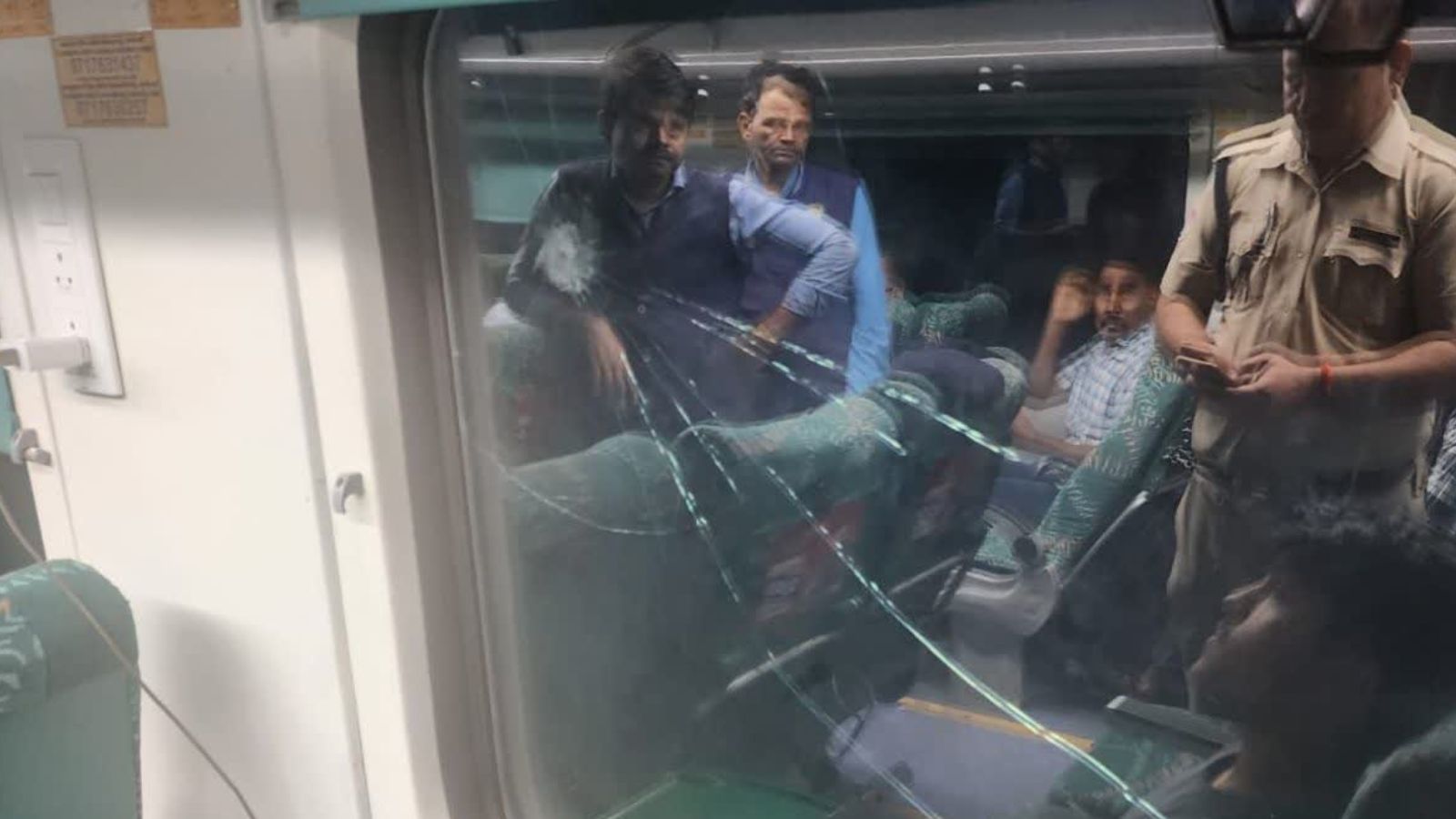 शताब्दी एक्सप्रेस पर झाँसी के करारी क्षेत्र में पथराव, ट्रेन को तीसरी ...