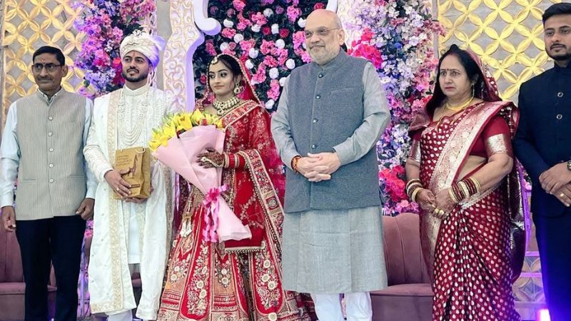 गृह मंत्री अमित शाह टाइपिस्ट की बेटी की शादी में पहुँचे, तस्वीर वायरल ...