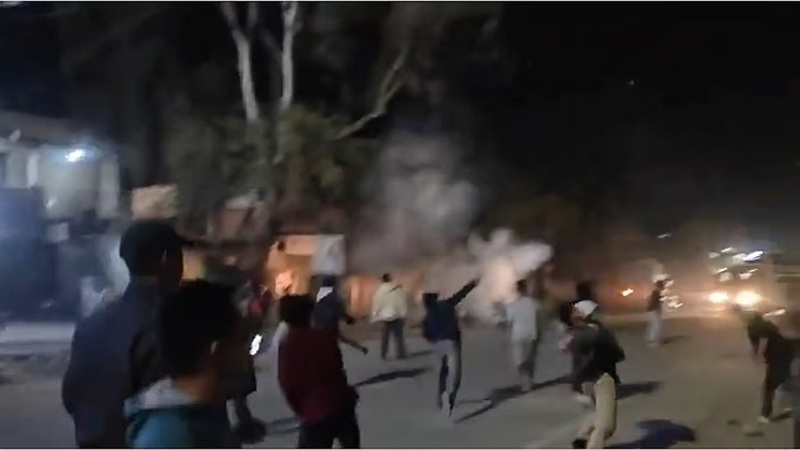 मणिपुर में कुकी समुदाय ने सुरक्षाबलों पर किया पथराव | Manipur me Kuki ...
